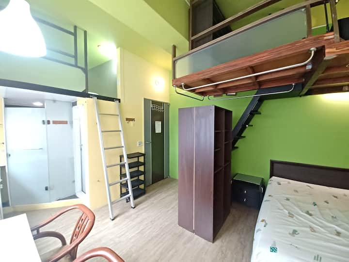 101: 可住多人的捷運［月租］大套房，陽光大面窗+立體雙閣樓+乾濕衛浴+冷暖空調，捷運市府站 - North District