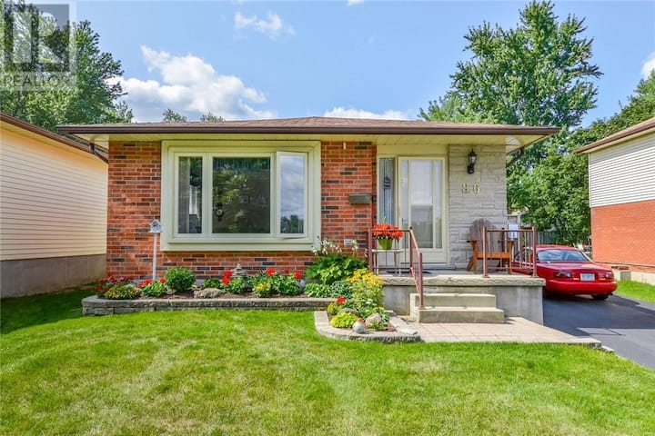 Lovely House Upper Unit In Best Neighborhood - Kitchener