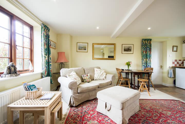 Peaceful  Courtyard Cottage - Wiltshire