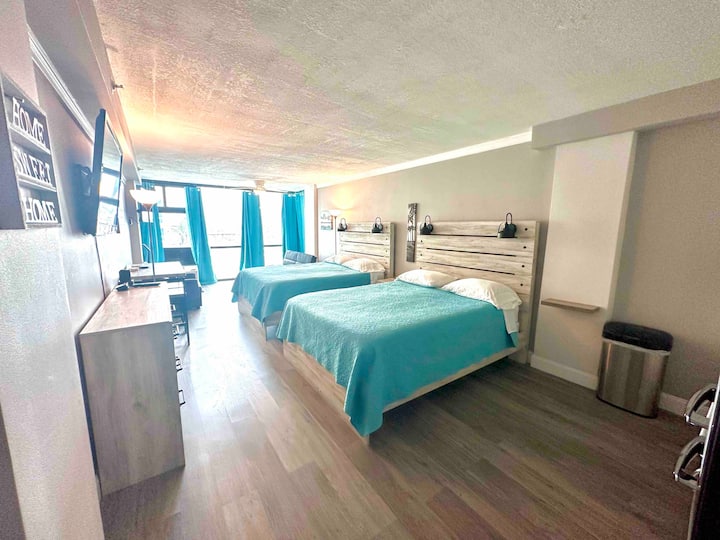 Comfy Beach Property - Daytona Beach Shores, FL