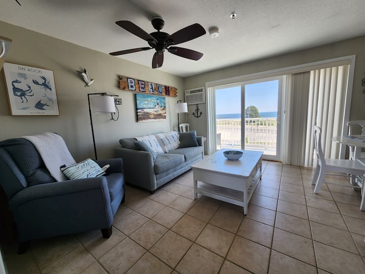 Relaxing Oceanfront North Beach Condo With A Pool! - North Hampton, NH