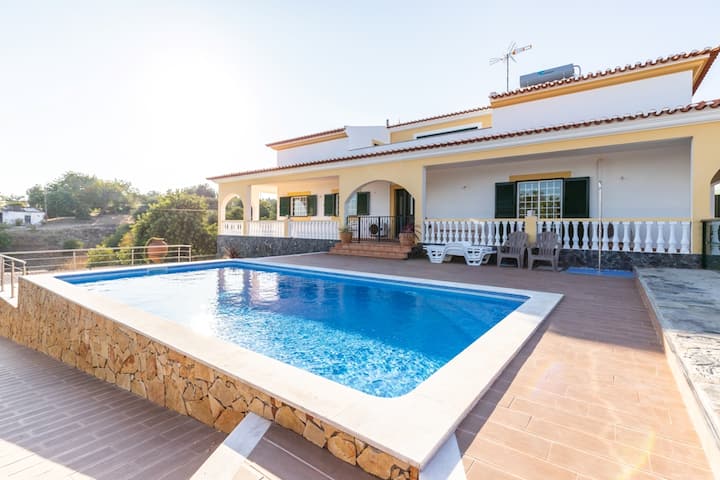 Vivenda V5 Com Piscina, Jardim E Parqueamento - Altura