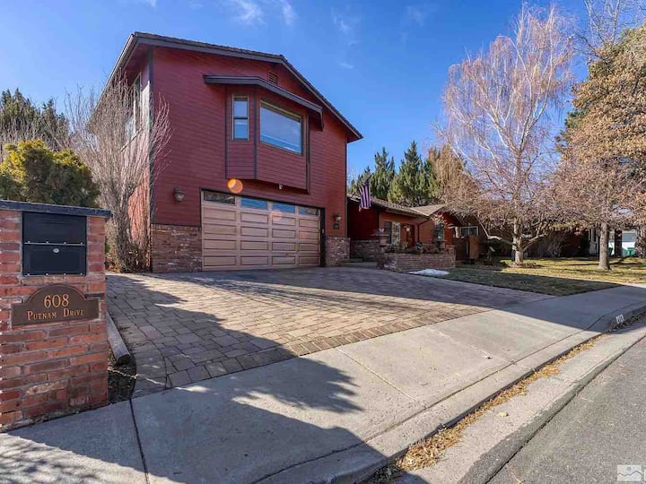 Spacious Home W/ Hot Tub Near Unr, San Rafael Park - Reno, NV