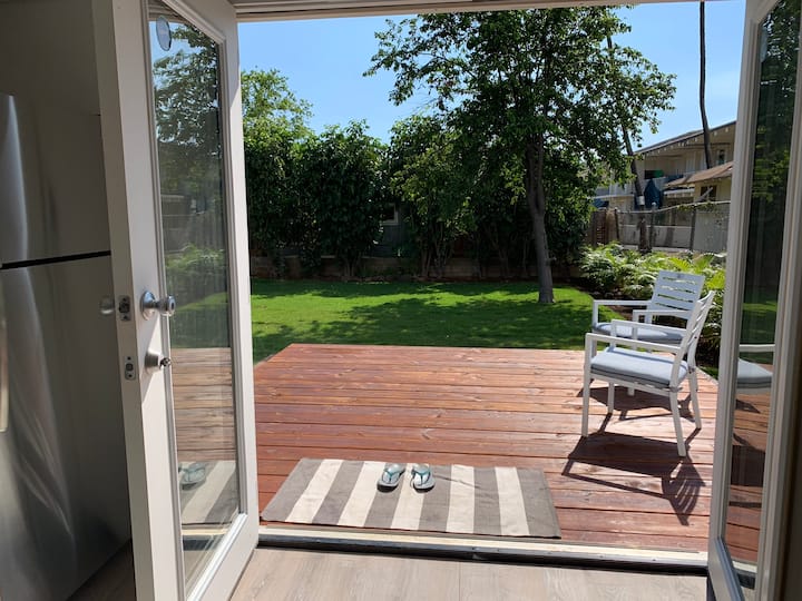Renovated One Bedroom Cottage With Yard By Waikiki - Honolulu, HI