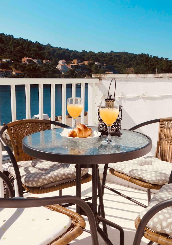 Riva Seafront Apartment - Smokvica