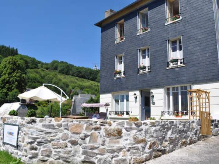 Grande Maison Entre La Bourboule Et Le Mont-dore - La Bourboule