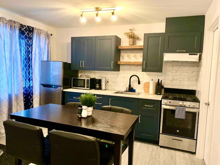 Cozy Downtown Suite - Walking Distance Everywhere - Golden