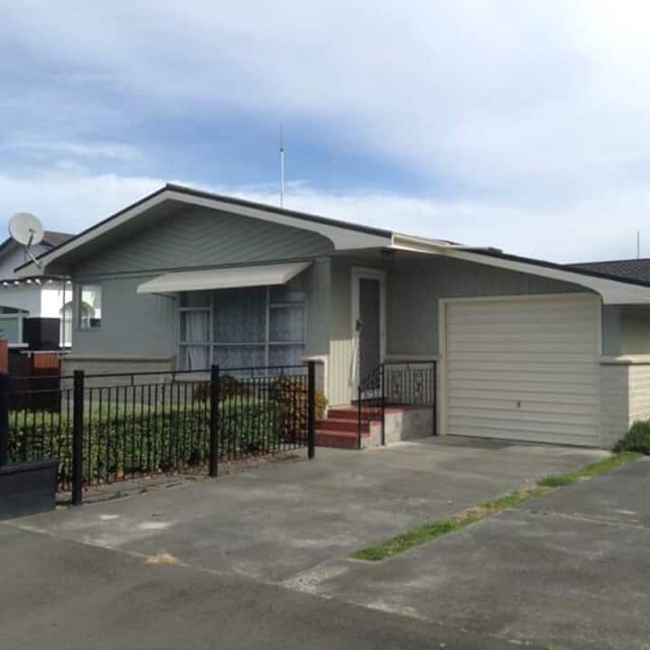 Walk To City, 2 Br Townhouse, Tree-lined Crescent - Napier