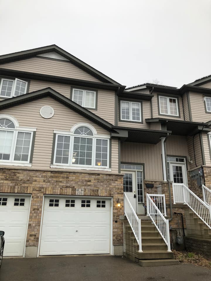 Modern Upper Unit Townhome With 1 Bedroom - Chicopee