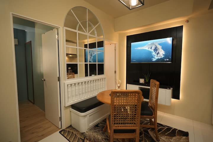 2 Br Condo W/ Balcony (Erwanos Crib)4-6 Pax - Naga