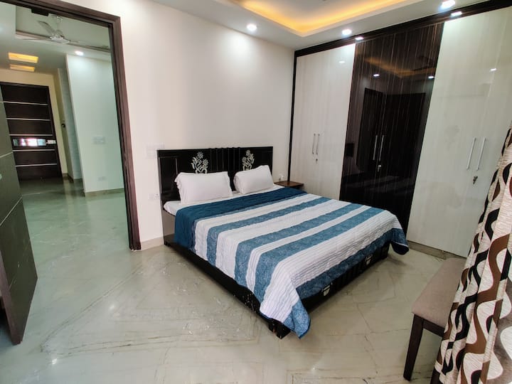 Sanitized Private 1bhk W/wi-fi, Lift & King Bed - Neu Delhi