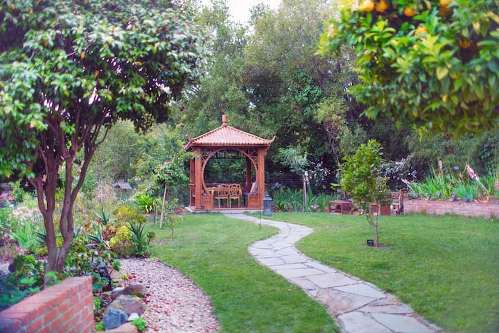 Urban Romantic Retreat Paradise In Garden & Trees - Berkeley, CA