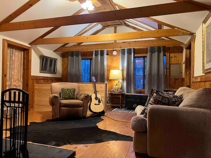 Cozy Rustic Cabin - Bethel, NY