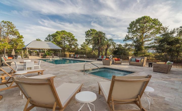 Walk To The Beach! 2 Bedrooms And A Loft. - Seaside, FL