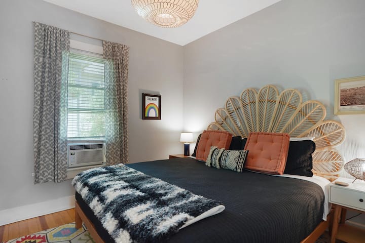 ☀Eclectic Escape☀ Hot Tub ★Firepit★ Roku ★Downtown - Colorado