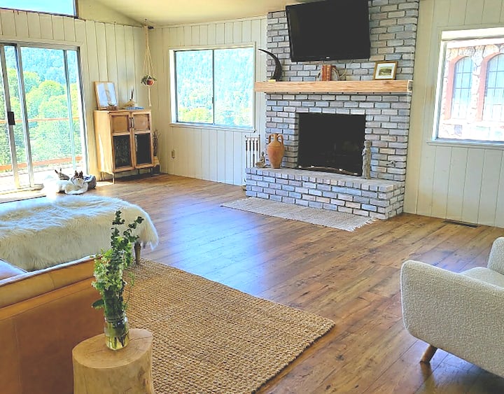 Scandinavian Style Lake Cottage In The Mountains - San Bernardino, CA