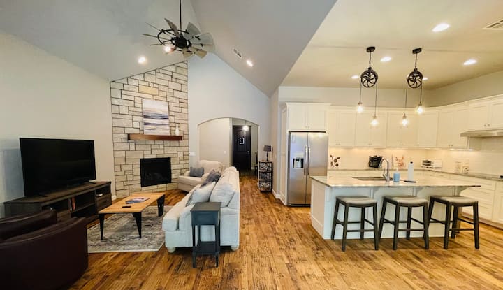 Primp & Pregame @ 3 Sisters Modern 4bd/3 Bath - Carl Blackwell Lake, OK