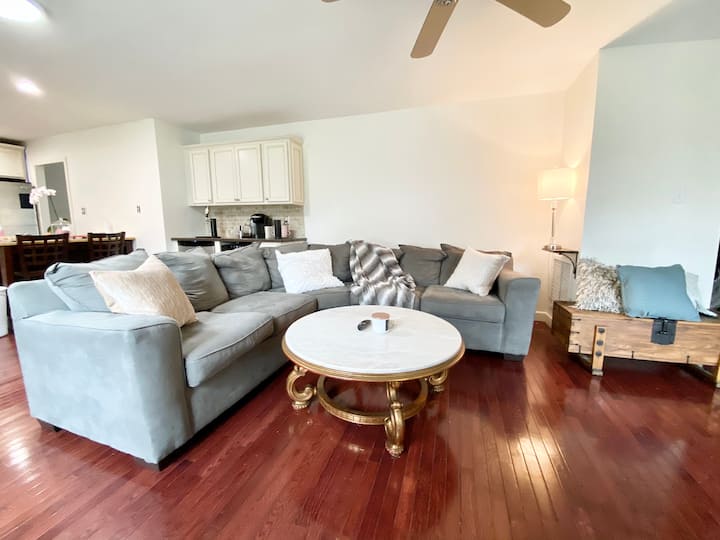 King Suite & Private Bathroom In Suburban Cottage - Raleigh, NC
