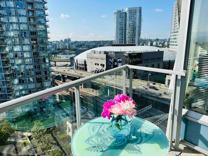 Great Location-views, Pool, Parking - Entire Condo - Vancouver