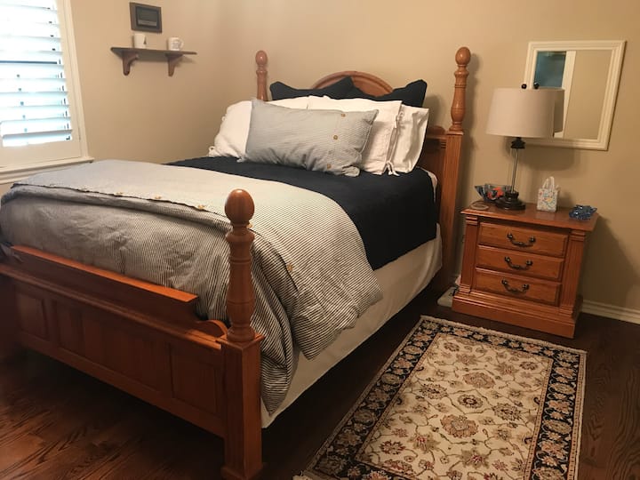 Centrally Located In Dfw Area! (Lockheed Room) - Bedford, TX