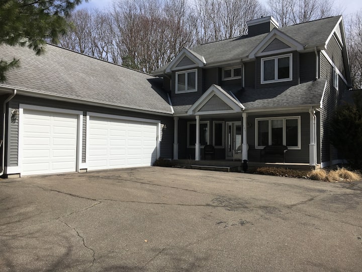 Spacious 5 Bedroom Home In The Woods. - Saugatuck, MI