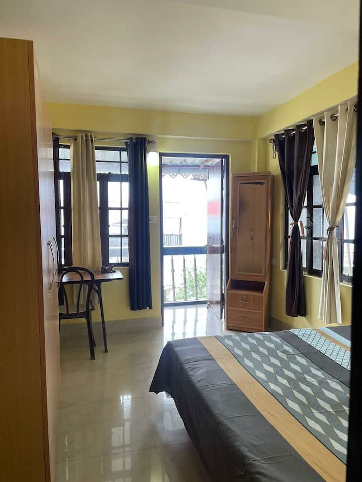 Spacious And Sunny Bedroom - Kalimpong