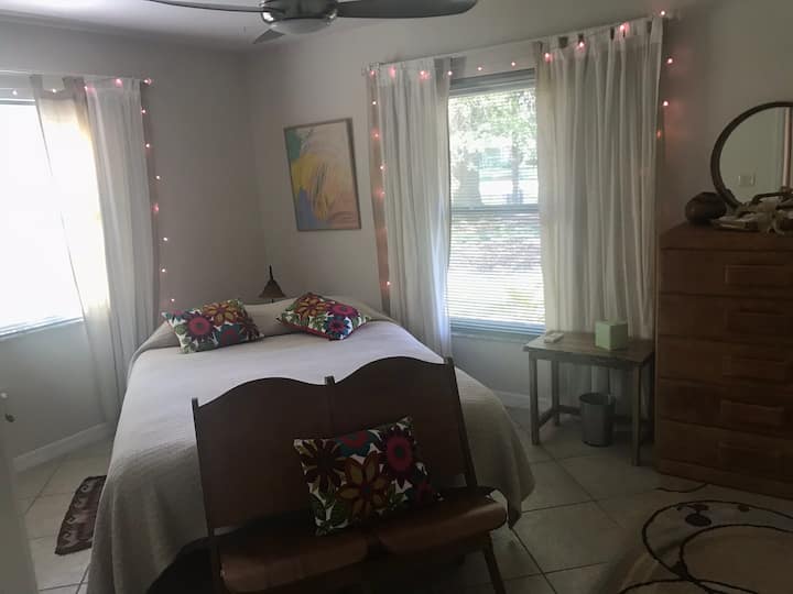 Lovelees - Lakeland, FL