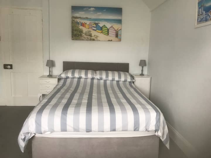 Spacious En-suite Bedroom & Off Road Parking - Dawlish