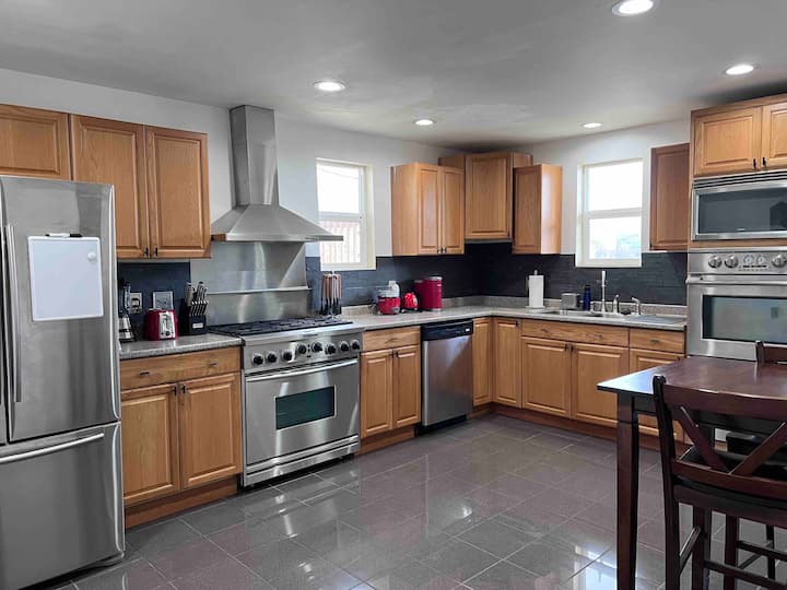 Private And Central Bedroom - Worcester, MA