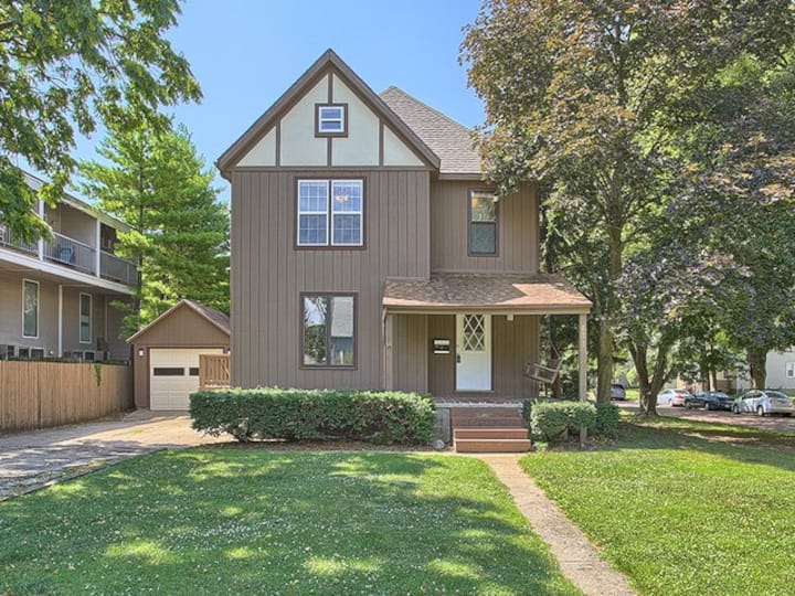 Updated Large House On Green Street Near Campus - Champaign, IL