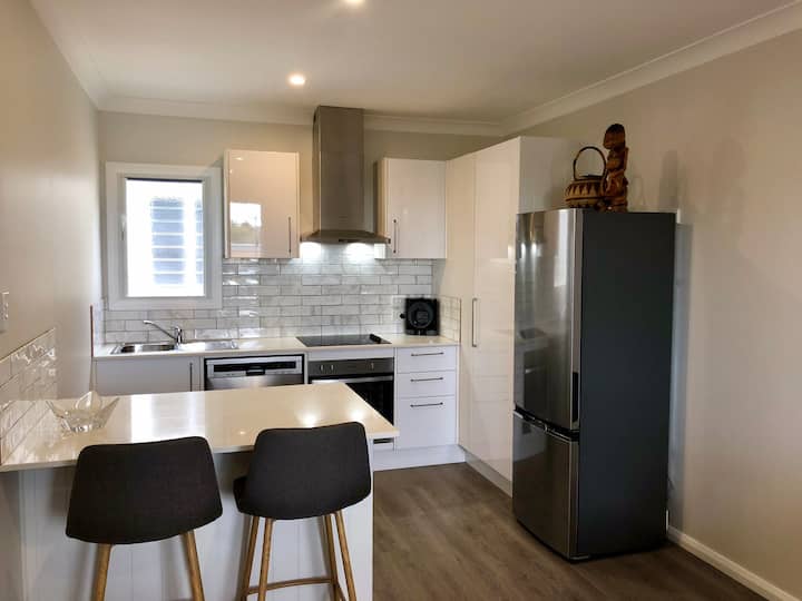 Modern Comfy Cbd Parkside Unit - Toowoomba