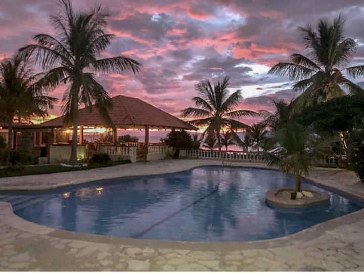 Beach Paradise! Huge Private Villa On The Beach! - República Dominicana