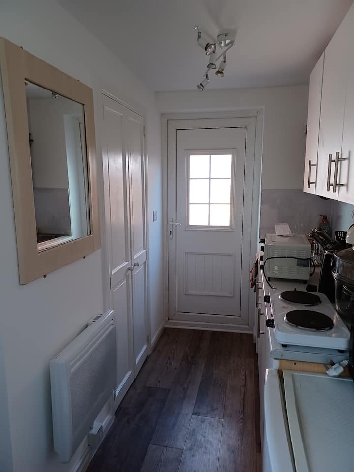 Holiday Annexe With Private Parking Near The Beach - Burnham-on-Sea