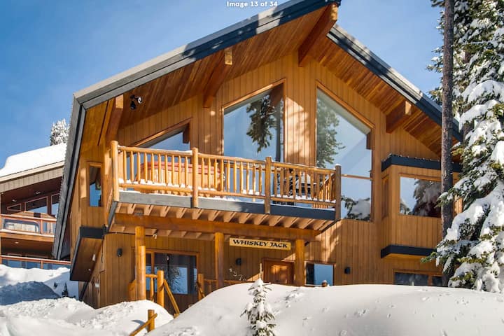 Massive Views, Ski-in/out *Nordic Spa - Hot Tub & Sauna* Bbq, Games, Sleeps 12 - British Columbia