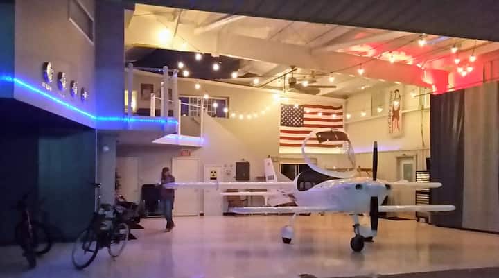 Airport Hangar Loft- Red Loft - Santa Fe Lake, Augusta