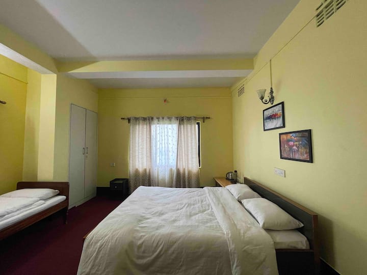 A Triple Bedroom With 1 Double And 1 Single Bed. - Lava