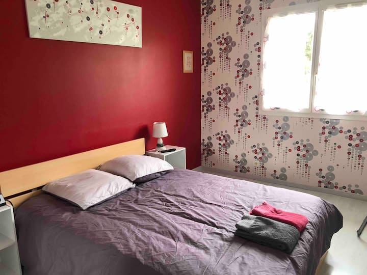 Chambre Rouge+ Petit Déjeuner Bureau, Placard, Tv - Coutras