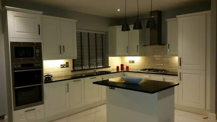 Spacious And Modern King-size Bedroom - Celbridge