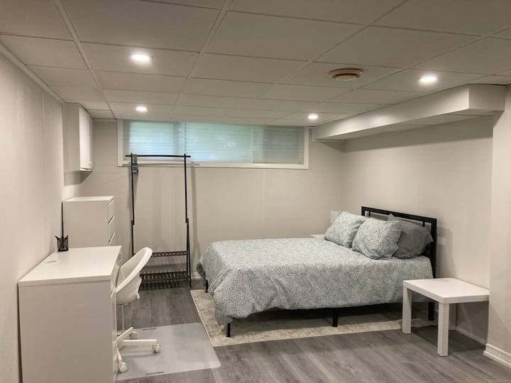 Cheerful 3 Bedroom Basement, 2 Shower - Parking* - Toronto