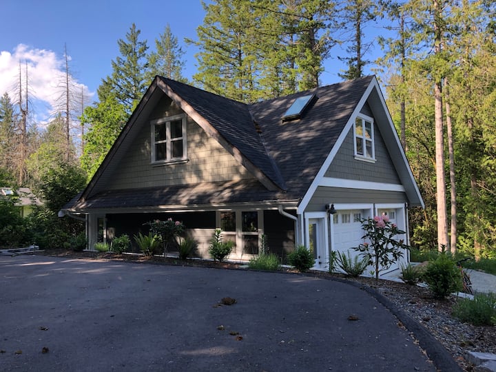 Studio Apartment Across From Nature Park - Sidney