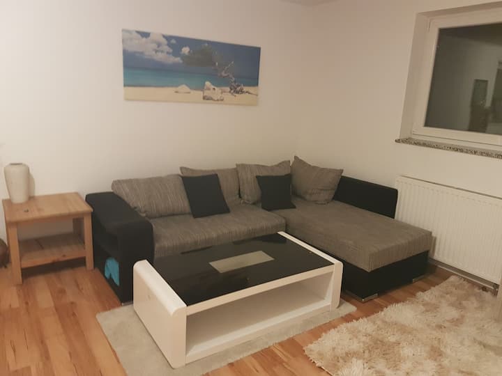 Großes Zimmer Im Souterrain - Ottobrunn