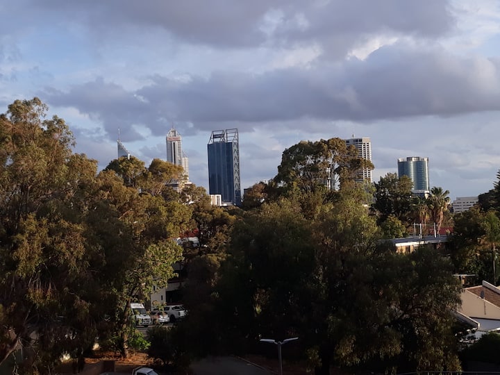 Cozy West Perth Apartment With City Views - Perth