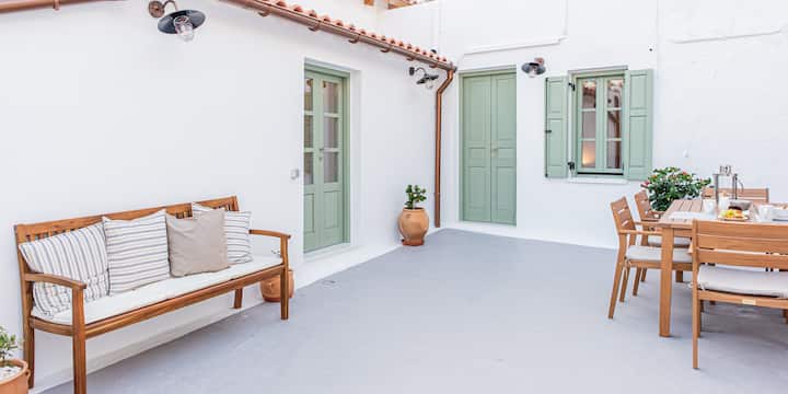 Avli House– Beautifully Renovated, 150m From Beach - Chania