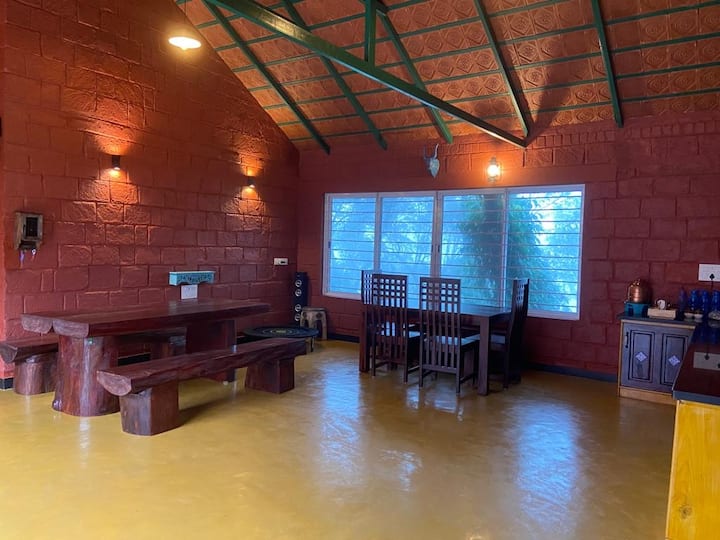 Courtyard Valley Homestay With 4 Bedrooms - Sakleshpur