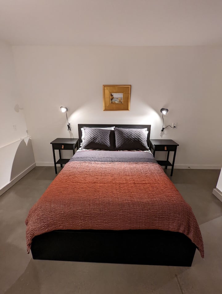 Spacious Modern One Bedroom With Private Access - Emeryville, CA