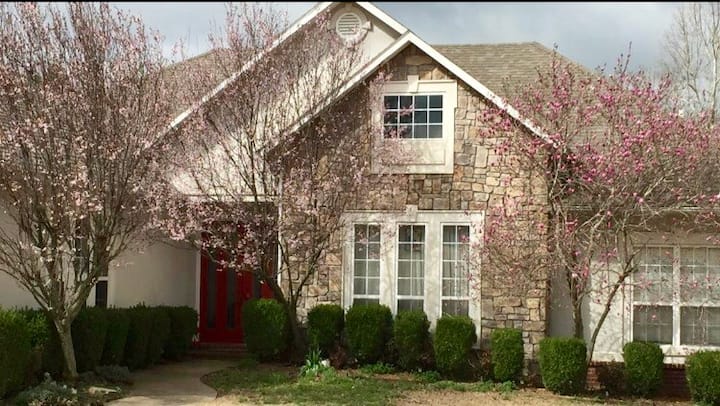 Spacious 2,200 Sq. Lower Level, Living Quarters - Springdale, AR