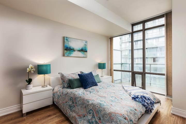 Relax In A Bright Sub-penthouse Downtwon Bay St - Toronto