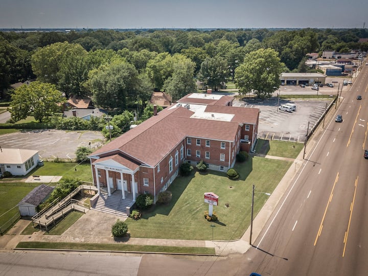 4 Showers, 3 Floors, 2 Kitchens, 1 Gated Lot Bnb - Memphis, TN