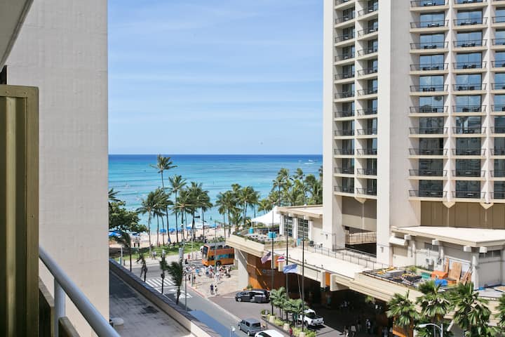 Ocean View, Modern Gold, Studio, Waikiki, New B - Kāhala Beach, HI