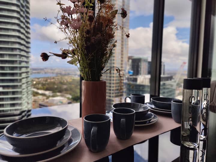 High Floor 2br Apt At The Heart Of St Leonards - North Sydney